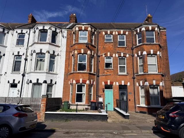 3 bedroom flat for sale