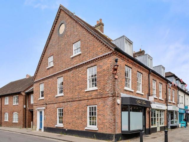 3 bedroom flat for sale