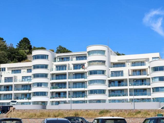 3 bedroom flat for sale