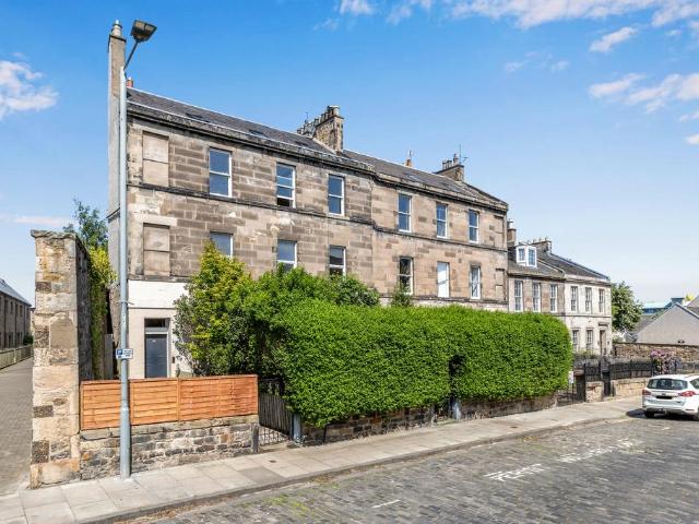 3 bedroom flat for sale