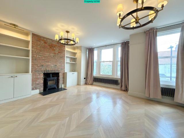 3 bedroom flat for sale