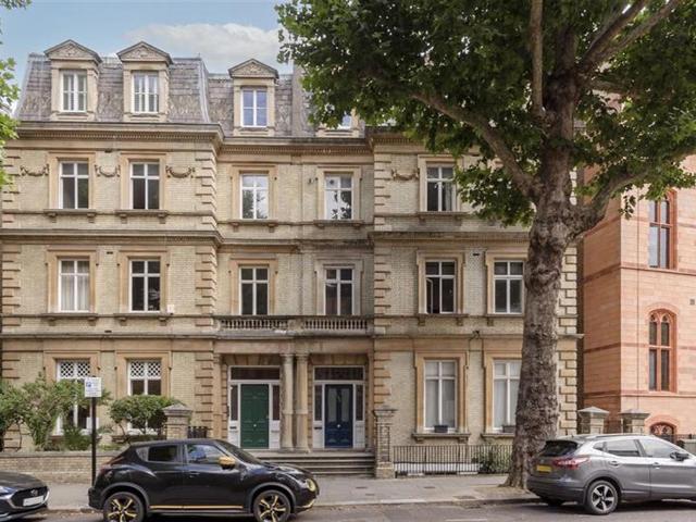 3 bedroom flat for sale