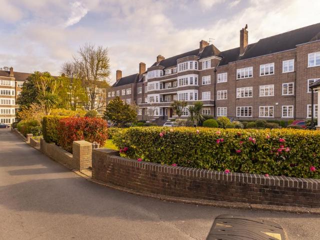 3 bedroom flat for sale
