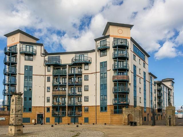 3 bedroom flat for sale
