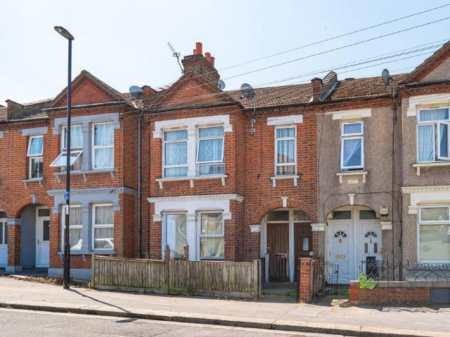 3 bedroom flat for sale