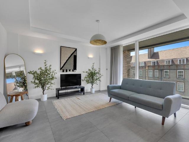 3 bedroom flat for sale