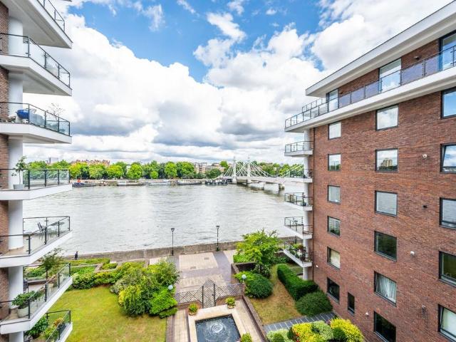 3 bedroom flat for sale