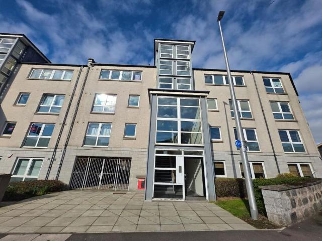 3 bedroom flat for sale