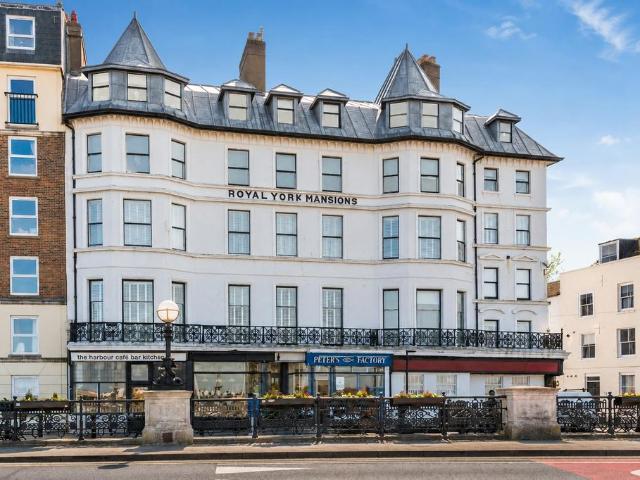 3 bedroom flat for sale