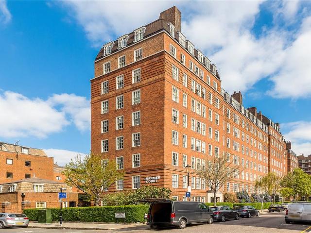 3 bedroom flat for sale