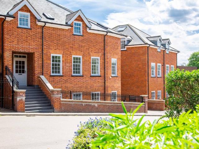 3 bedroom flat for sale