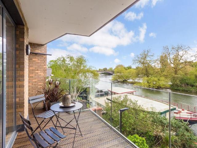 3 bedroom flat for sale