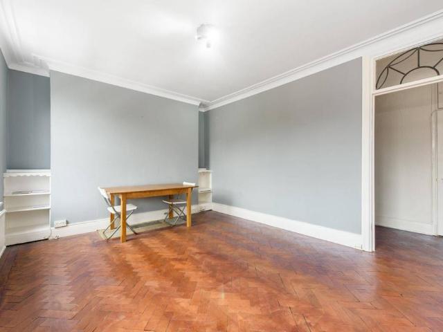 3 bedroom flat for sale