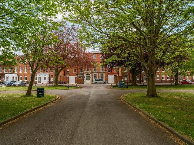3 bedroom flat for sale