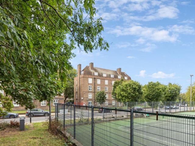 3 bedroom flat for sale