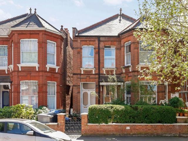 3 bedroom flat for sale