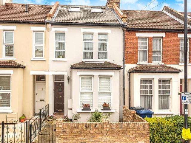 3 bedroom flat for sale