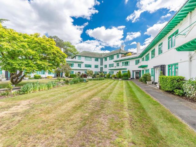 3 bedroom flat for sale