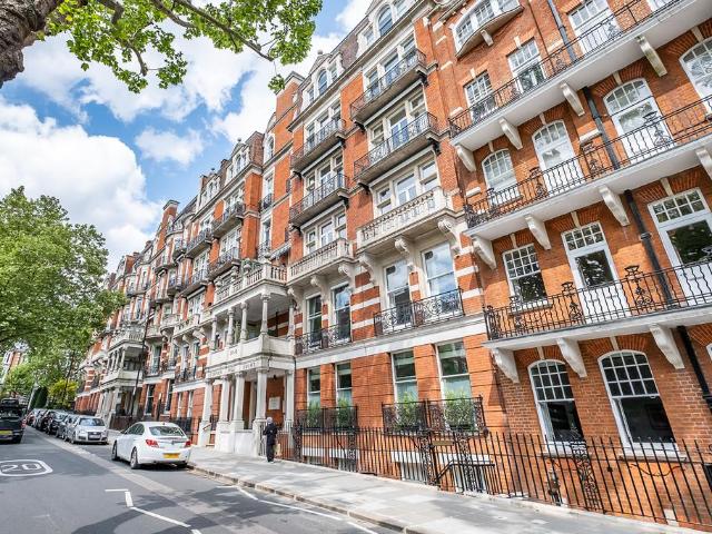 3 bedroom flat for sale
