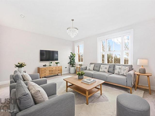 3 bedroom flat for sale