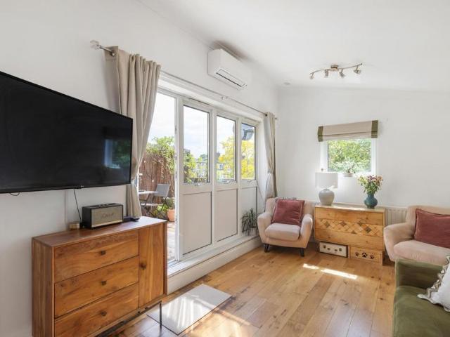 3 bedroom flat for sale