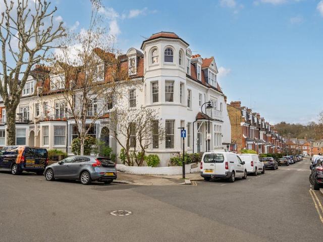 3 bedroom flat for sale