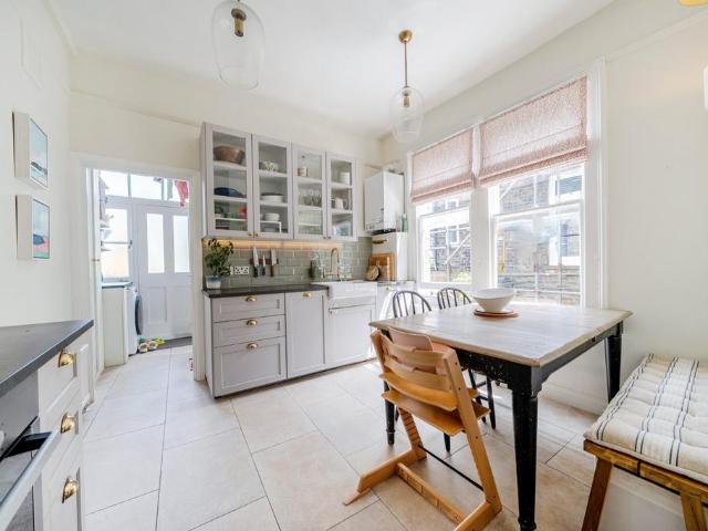 3 bedroom flat for sale