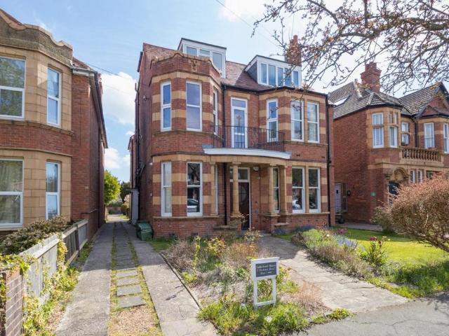 3 bedroom flat for sale