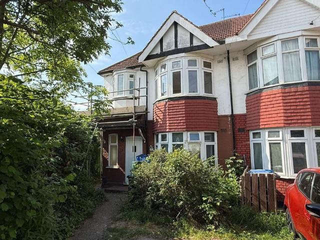 3 bedroom flat for sale