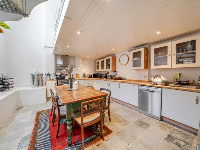 3 bedroom flat for sale