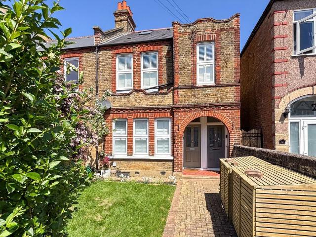 3 bedroom flat for sale