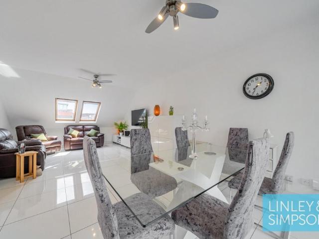 3 bedroom flat for sale