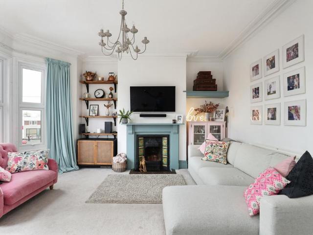 3 bedroom flat for sale