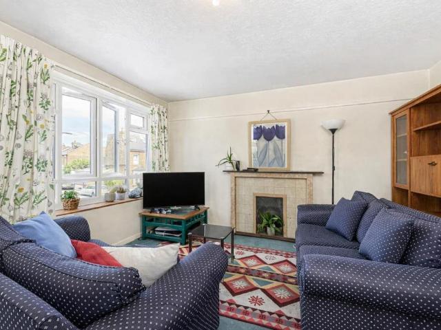 3 bedroom flat for sale
