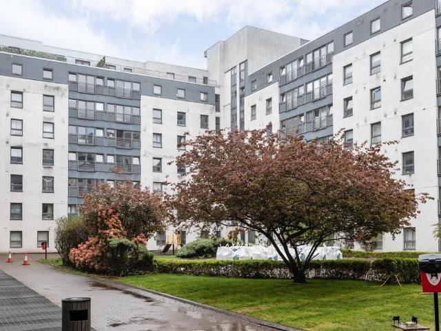 3 bedroom flat for sale