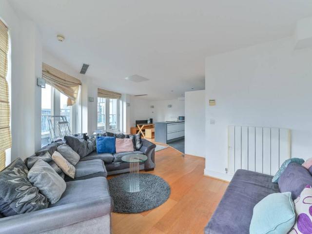 3 bedroom flat for sale