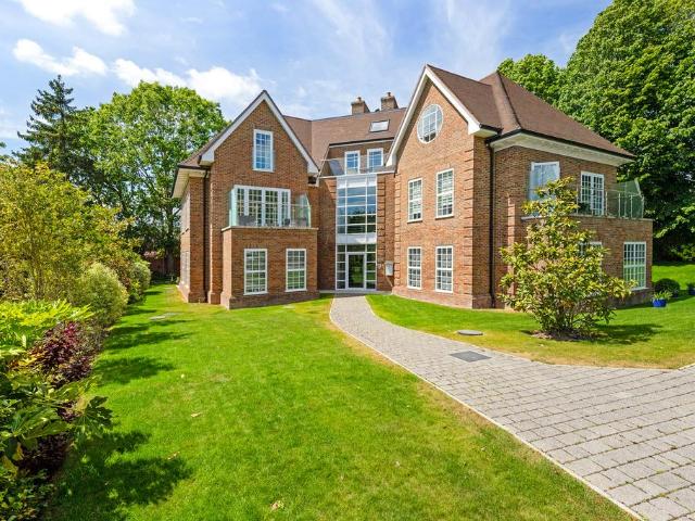 3 bedroom flat for sale