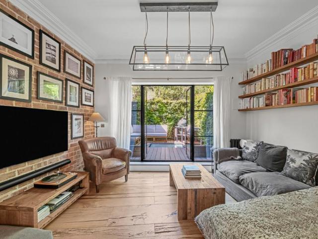 3 bedroom flat for sale