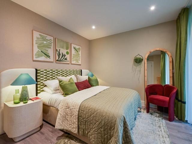 3 bedroom flat for sale