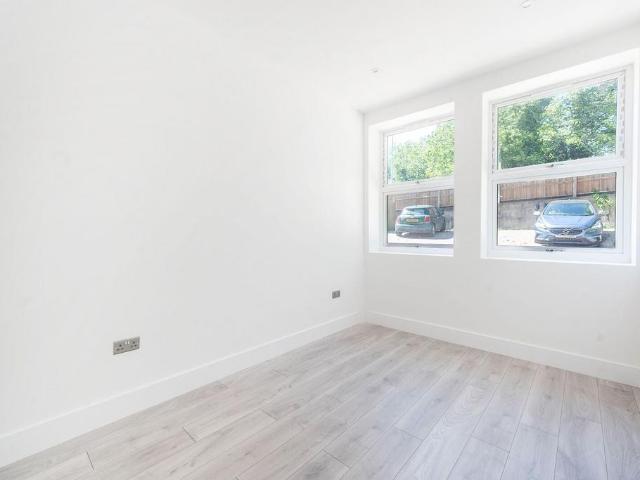 3 bedroom flat for sale