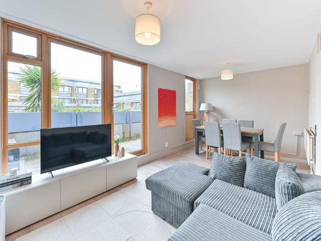 3 bedroom flat for sale