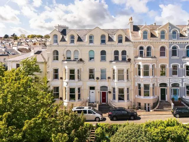 3 bedroom flat for sale