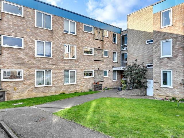 3 bedroom flat for sale