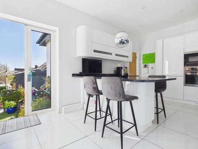 3 bedroom flat for sale
