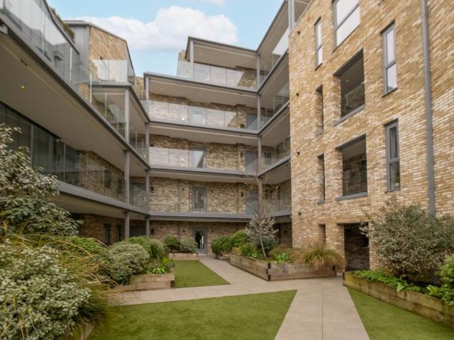 3 bedroom flat for sale