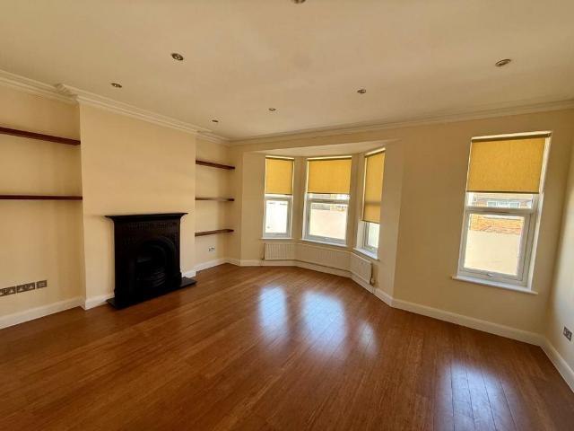 3 bedroom flat for sale