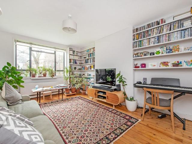 3 bedroom flat for sale