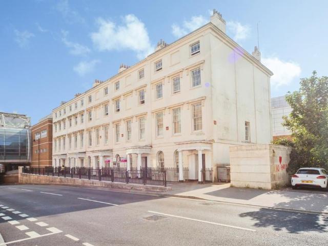 3 bedroom flat for sale