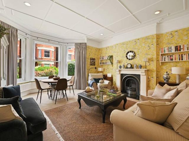 3 bedroom flat for sale