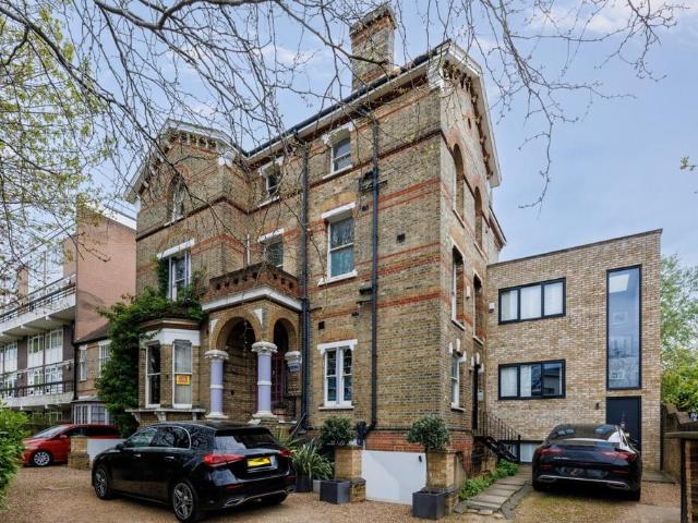 3 bedroom flat for sale